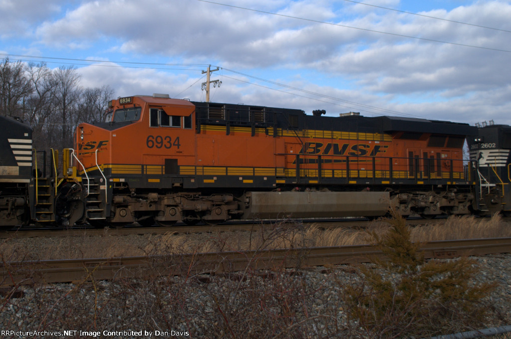 BNSF ES44C4 6934 trails on 24K